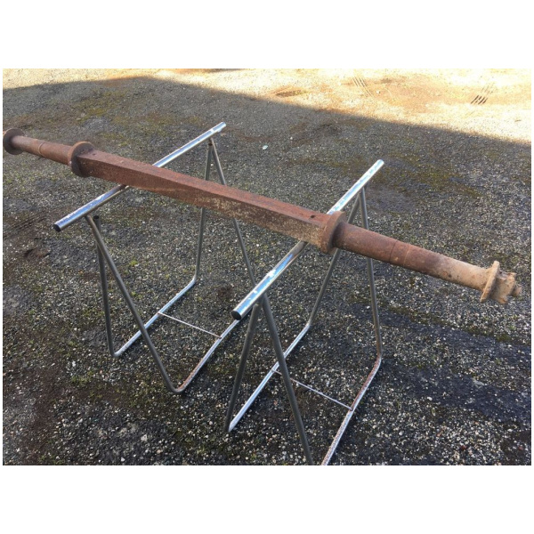 Essieu de charrette ancien model - OUAGADOUGOU.ONLINE